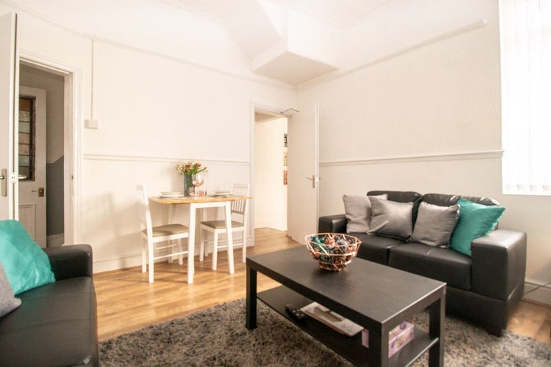 'Double En Suite Room In Luxury House Share - L9' Room to Rent from ...