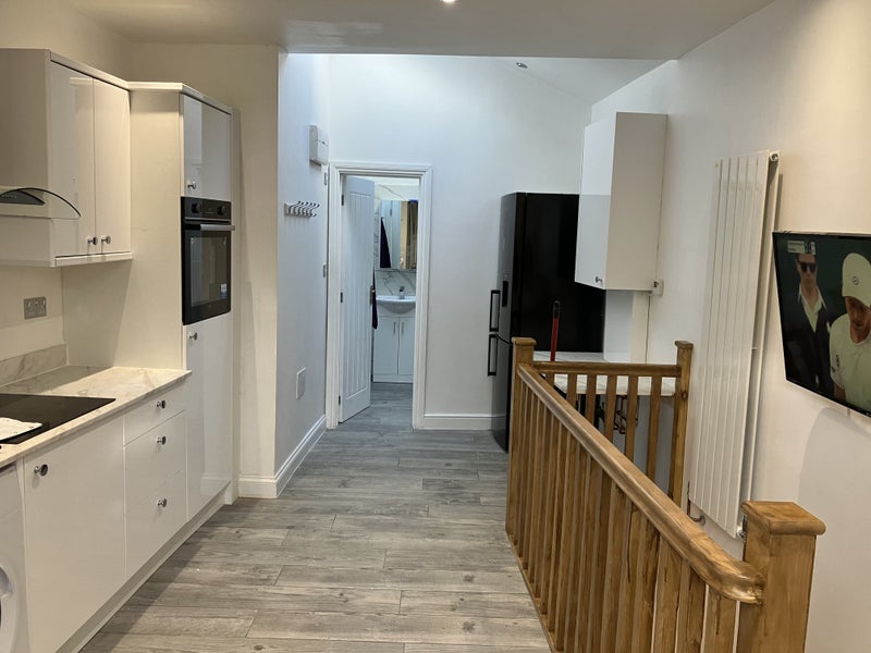 'Self contained kitchen, double bedroom ensuite ' Room to Rent from ...