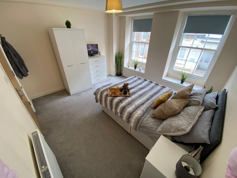 'Large Double room with Private Bathroom Town CTR' Room to Rent from ...
