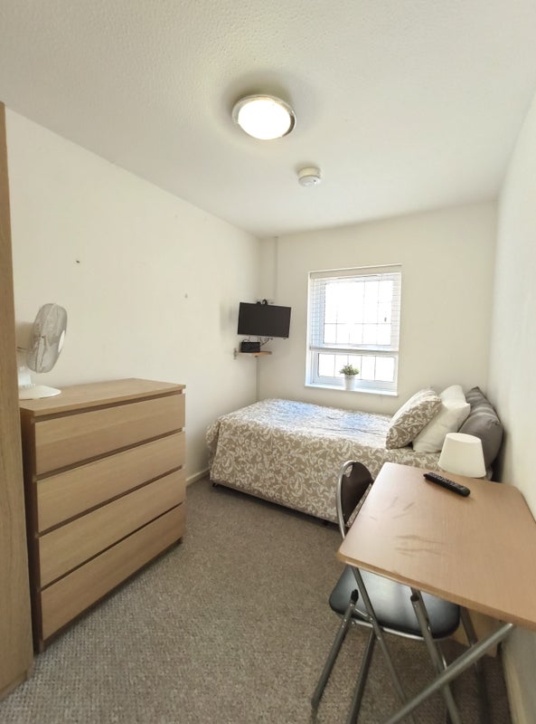 'Dbl room in recently renovated house. ' Room to Rent from SpareRoom