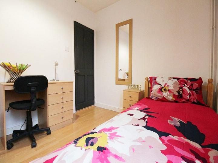 'Excellent Furnished Room To Let - HALF Rent!' Room to Rent from SpareRoom