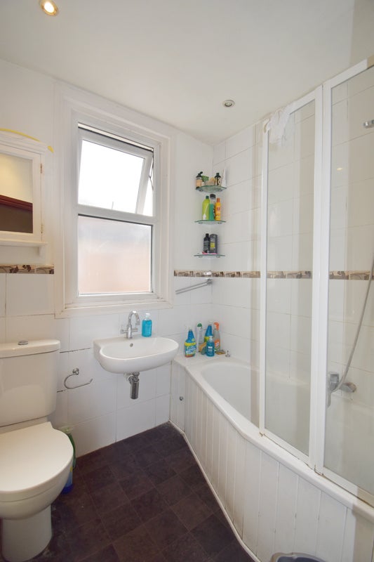 'Large Room **Next to Norwood Junction Stn** ' Room to Rent from SpareRoom