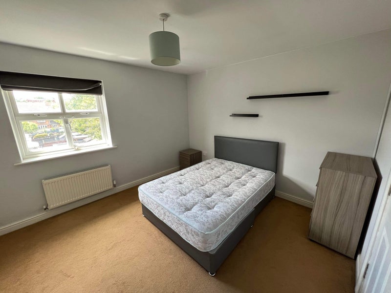 'Double room with En-Suite - Honeychurch Close' Room to Rent from SpareRoom