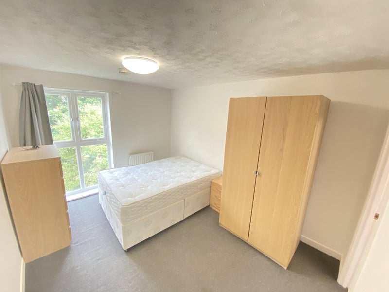 'Large En-suite Room In Clean Leafy House' Room to Rent from SpareRoom