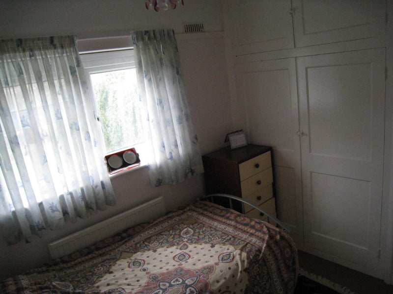'A Large Single Room Available in a Family House' Room to Rent from ...