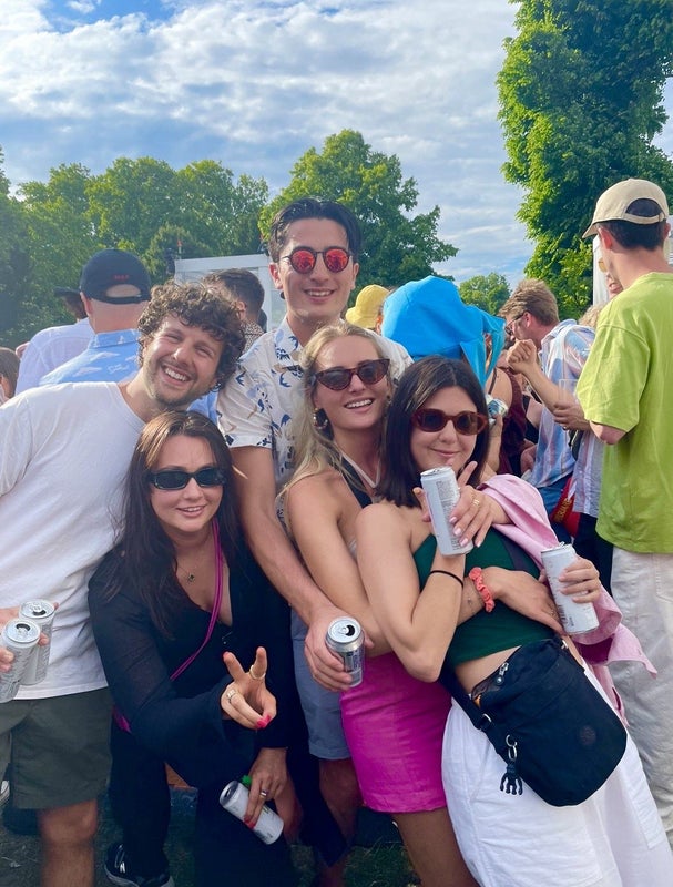 '2 friends male & female looking for a buddy up ' Flatmate from SpareRoom