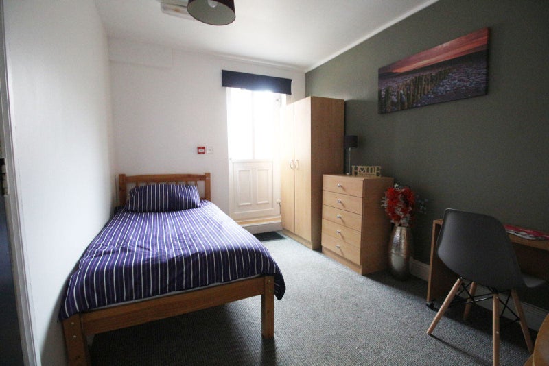 'Beautiful Room-Discount on 1st Month Rent!' Room to Rent from SpareRoom