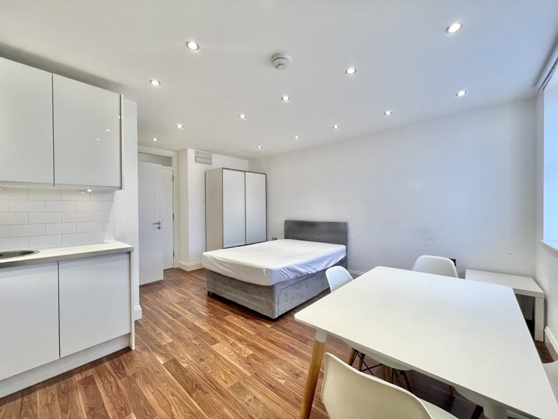 'Modern Studio in Neasden NW10. Fully furnished ' Room to Rent from ...