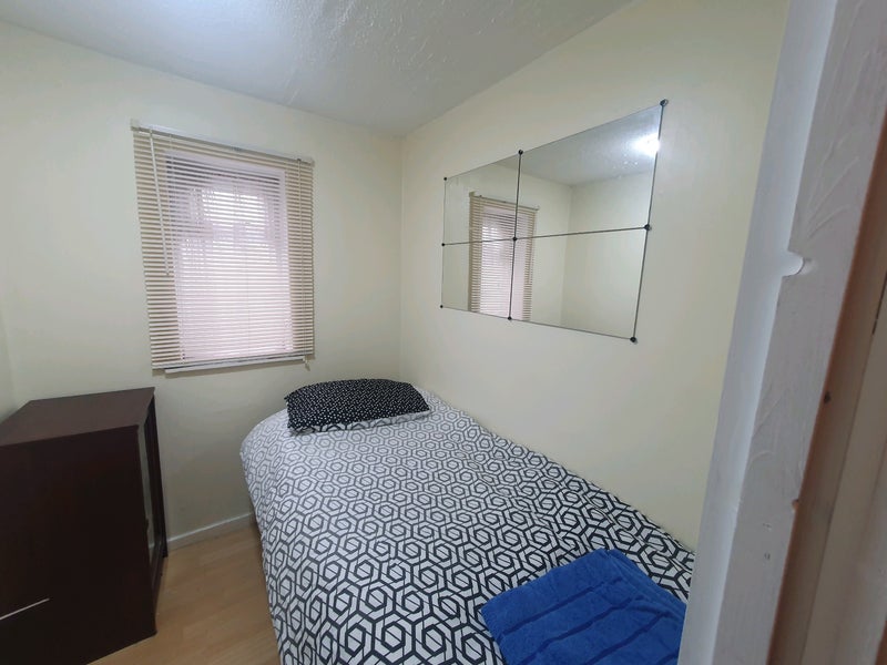 'Single small BOX room -close to city centre' Room to Rent from SpareRoom