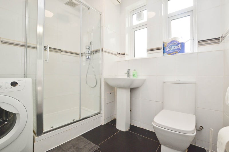 'Good Sized Double in Cosy Southfields Flat!!' Room to Rent from SpareRoom