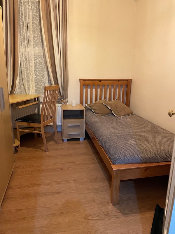 'Large single room for a professional £115pw' Room to Rent from SpareRoom