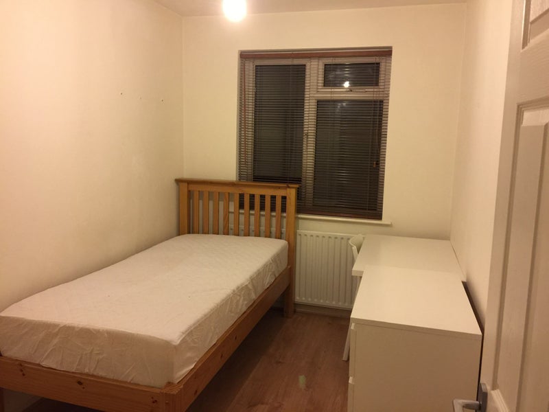 'Clean Large Single Room To Rent In Surbiton' Room to Rent from SpareRoom
