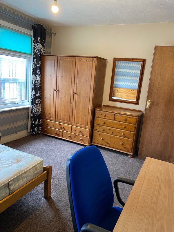 'Large Room to Let - Woking' Room to Rent from SpareRoom
