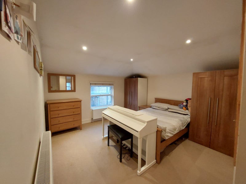 'Bright Ensuite Double Room in Spacious Flat' Room to Rent from SpareRoom