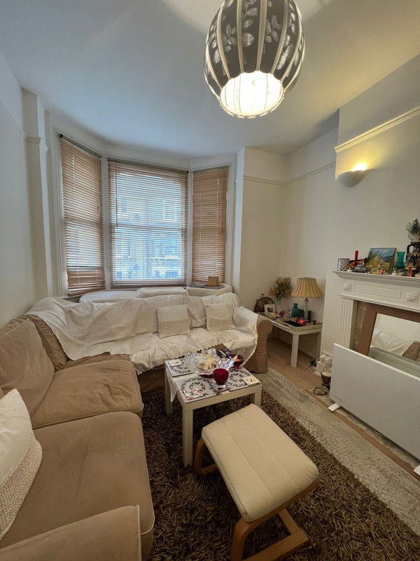 'Lovely Double Room - Female Preferred' Room to Rent from SpareRoom