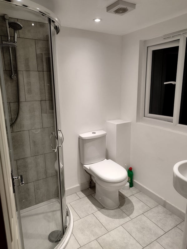 'Large Ensuite room in Colnbrook' Room to Rent from SpareRoom