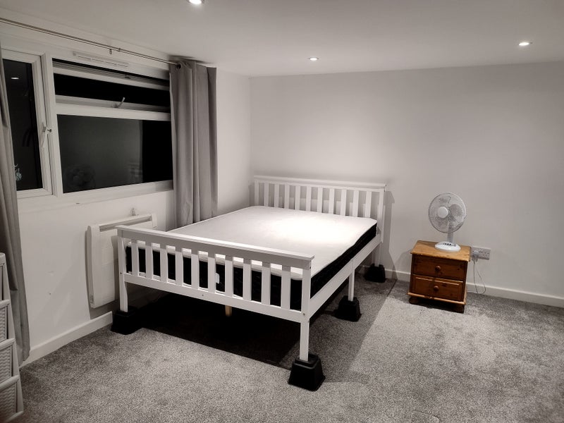 'Large Ensuite room in Colnbrook' Room to Rent from SpareRoom