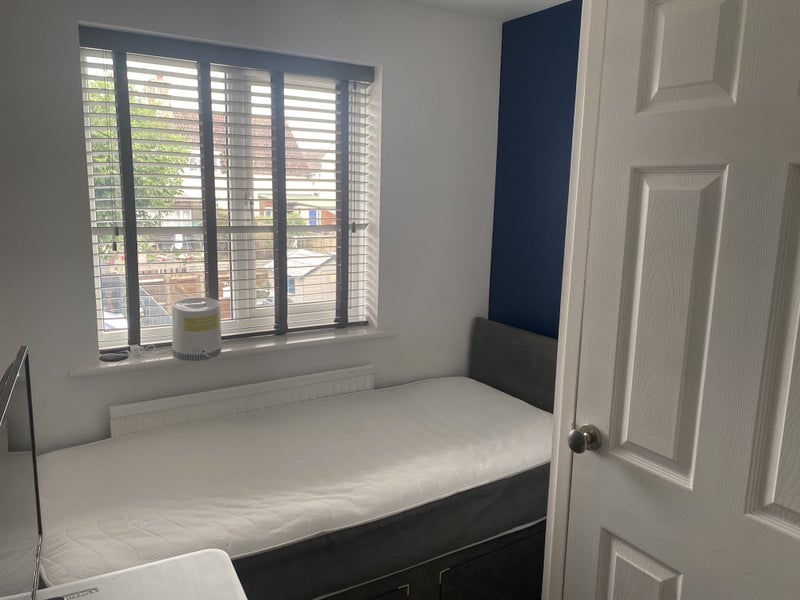 'Single room to let in modern, comfortable house.' Room to Rent from ...