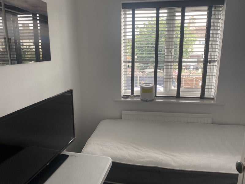 'Single room to let in modern, comfortable house.' Room to Rent from ...