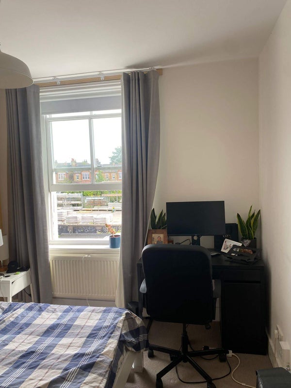 'Double room in Queen's Park!' Room to Rent from SpareRoom