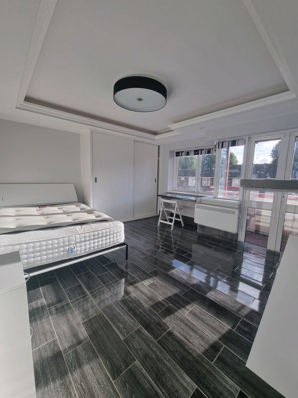 'LARGE Studio Flat £1,475 P/M inc Bills' Room to Rent from SpareRoom