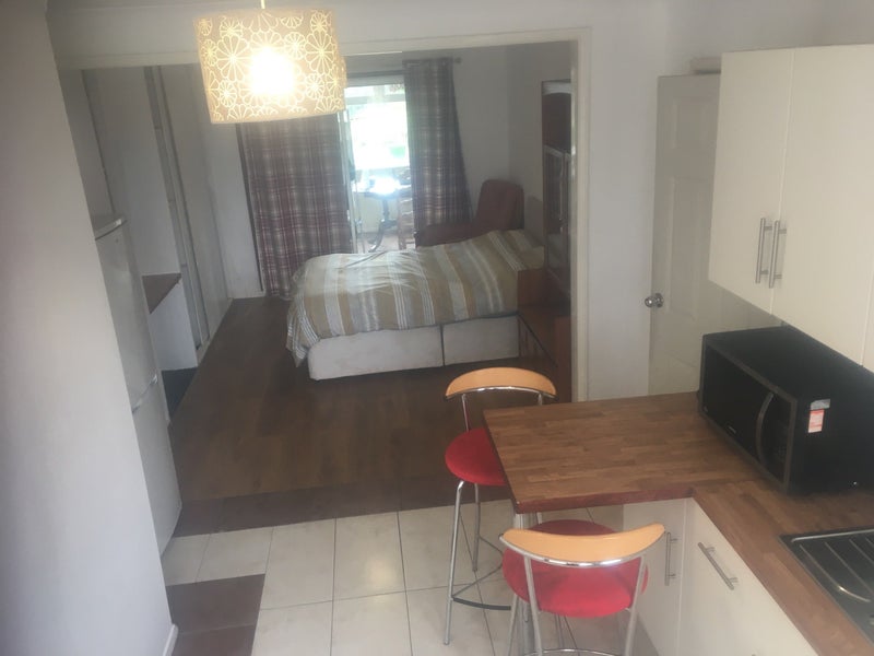 'Large studio Room' Room to Rent from SpareRoom