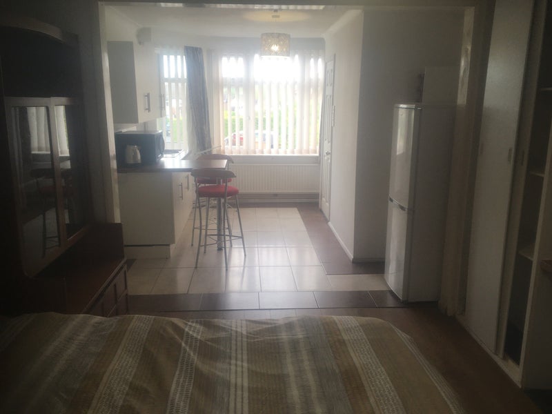 'Large studio Room' Room to Rent from SpareRoom