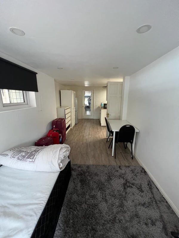 'Studio with gated parking' Room to Rent from SpareRoom