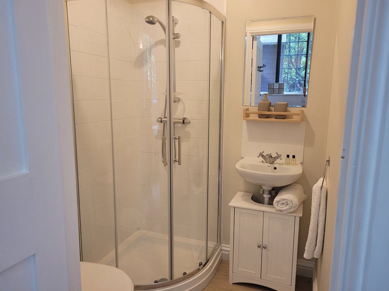 'Stunning Self-Contained Lodge - Private Location' Room to Rent from ...