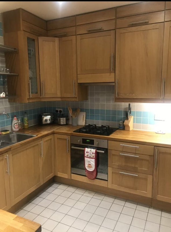 'Bright Room Available in New Town' Room to Rent from SpareRoom