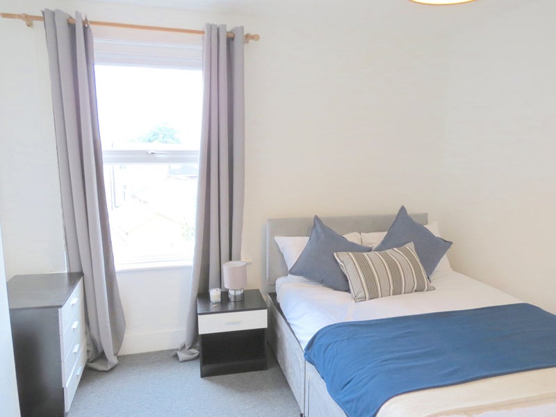 'Amazing Room in Great House in Southfields' Room to Rent from SpareRoom
