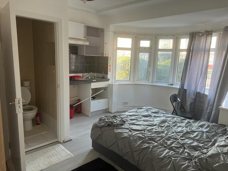'Self Contained Studio With Own Bath Toilet Kitchen' Room to Rent from ...
