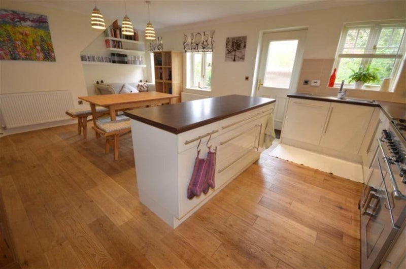 'Room to let in large new build house' Room to Rent from SpareRoom