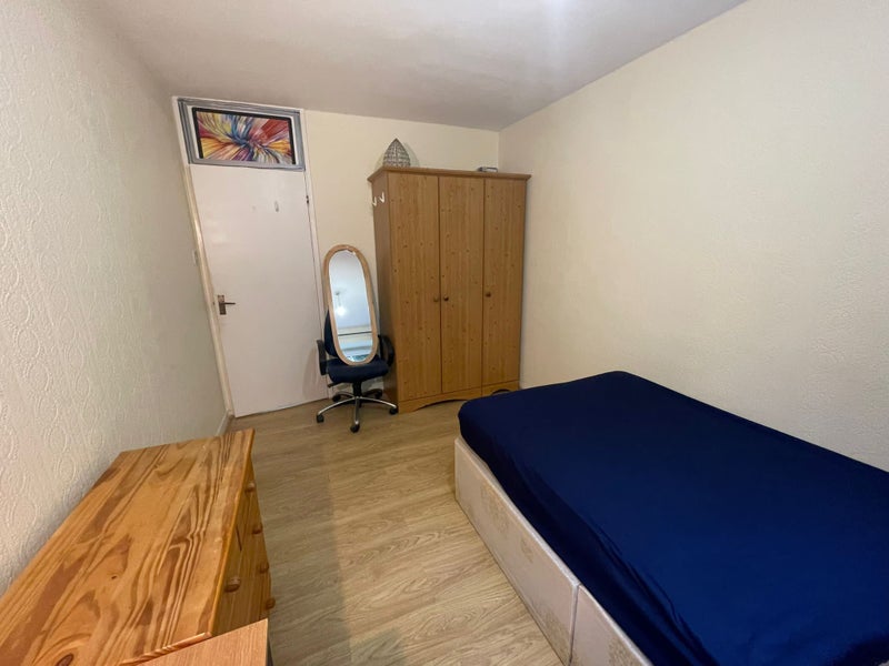 'Amazing Dbl Room Avl Now@Surrey Quays****' Room to Rent from SpareRoom