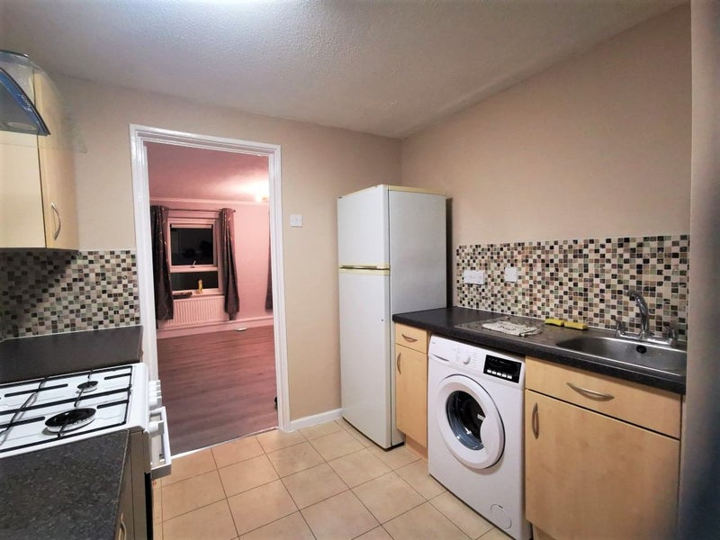 'Modern 2 bedroom flat let as a whole not by room' Room to Rent from ...