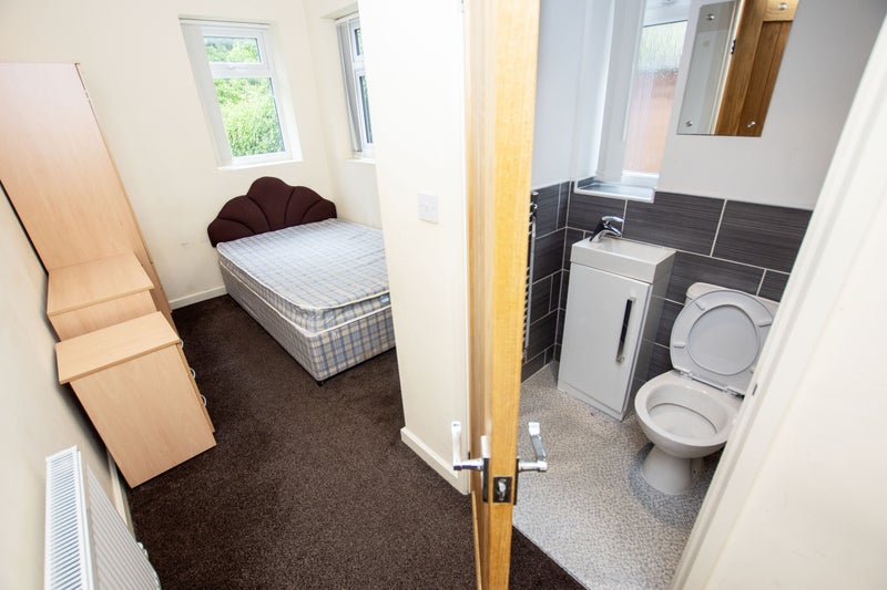 '7 Bed En Suite Rooms in Student House' Room to Rent from SpareRoom