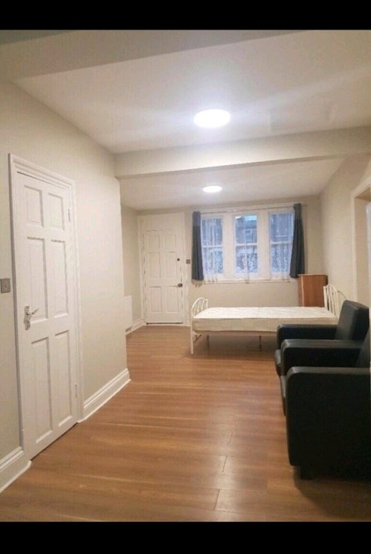'Newly Decorated Large Studio Flat Forest Gate E7' Room to Rent from ...