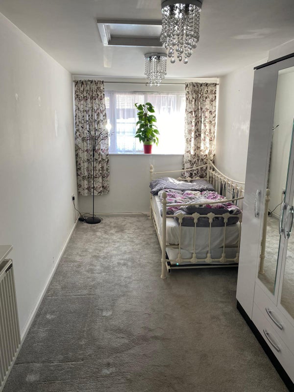 'Large, en-suite bedroom with small kitchen area' Room to Rent from ...