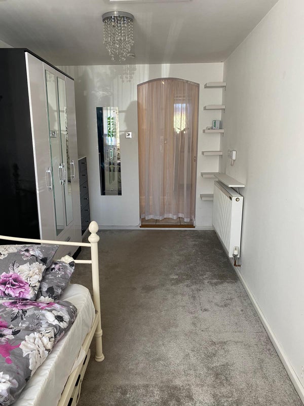 'Large, en-suite bedroom with small kitchen area' Room to Rent from ...