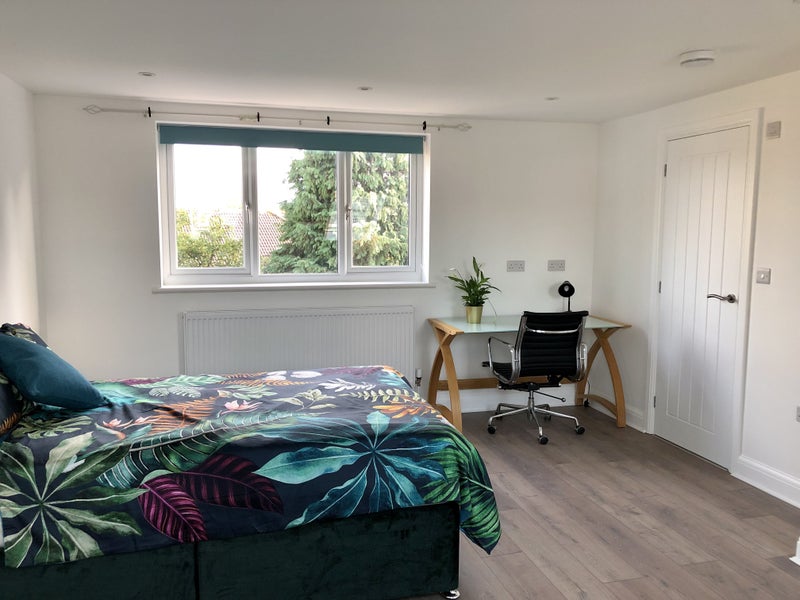'Large en-suite room facing garden ' Room to Rent from SpareRoom