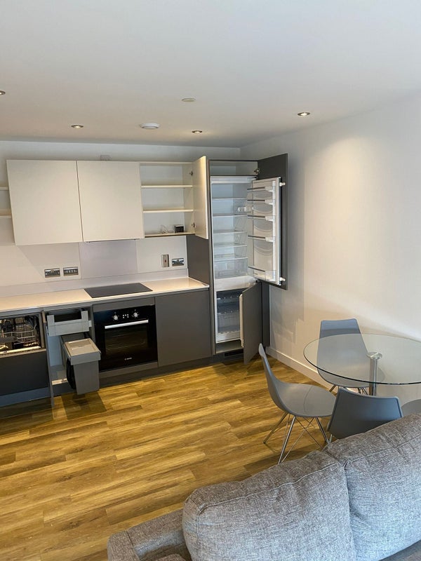 'Perfect City Centre Modern Flat' Room to Rent from SpareRoom