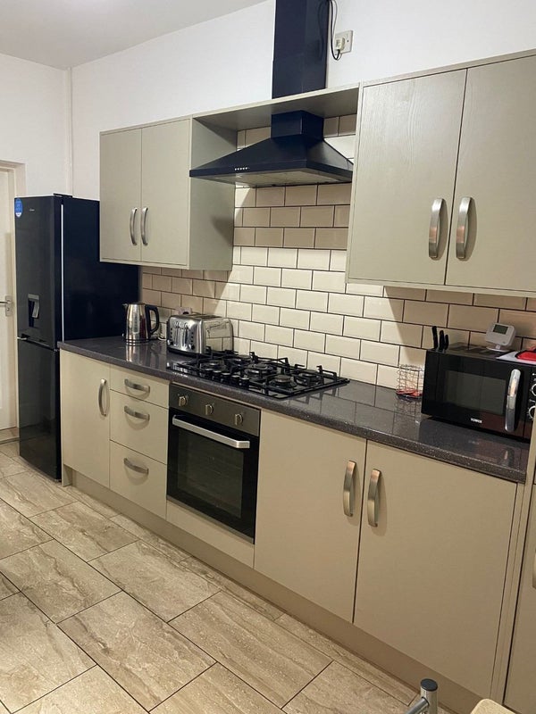 'Professional Let £550 PCM . Room in Shared House, ' Room to Rent from ...