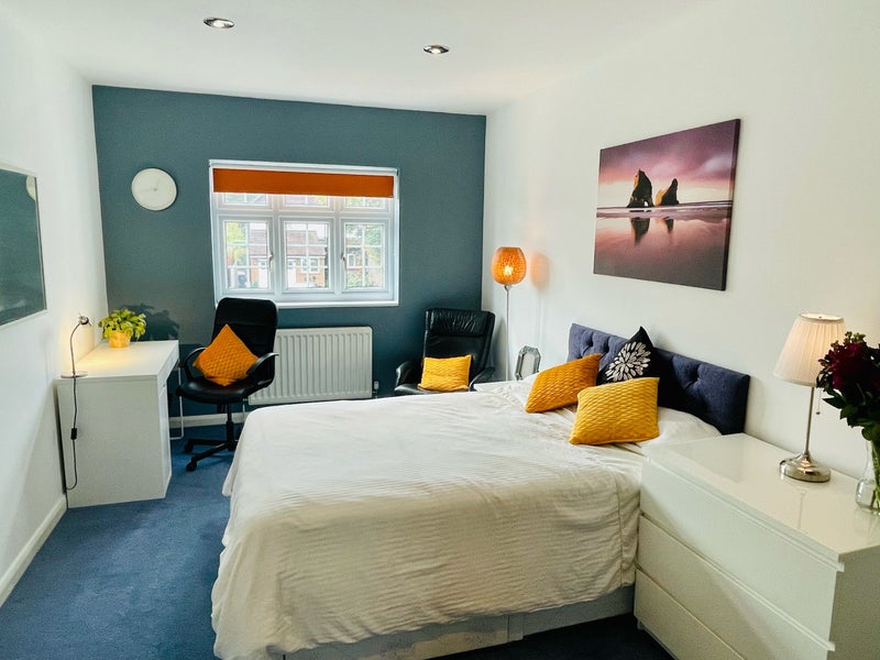 'Stunning, large, en-suite, dual aspect double room' Room to Rent from ...