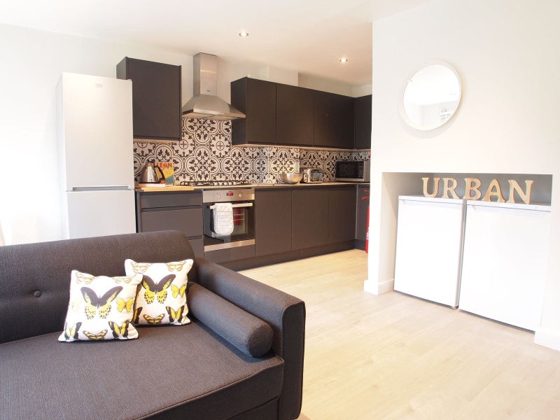 'Large Double Ensuite-Room For Sofa ,Fridge + Micro' Room to Rent from ...