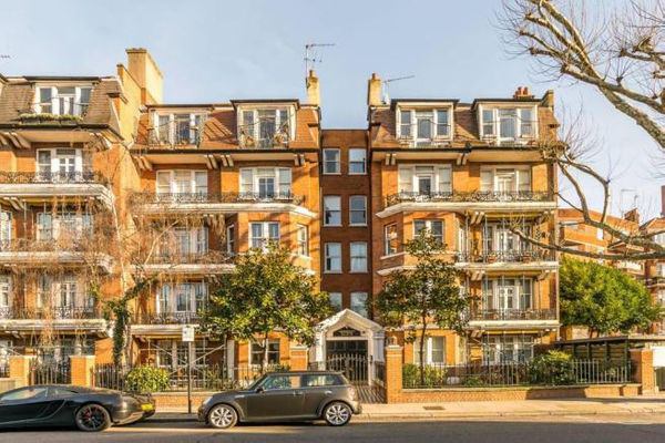 'Double En-Suite in Chelsea Mansion Block ' Room to Rent from SpareRoom