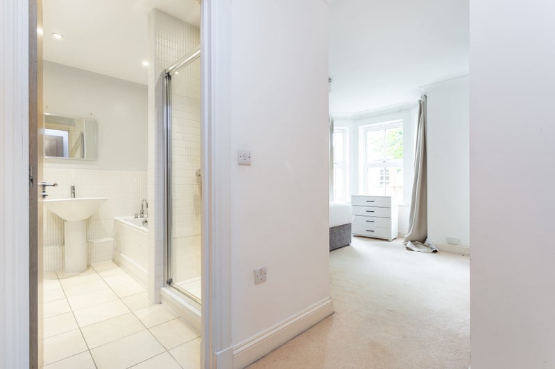 Modern Large Ensuite Room***' Room to Rent from SpareRoom