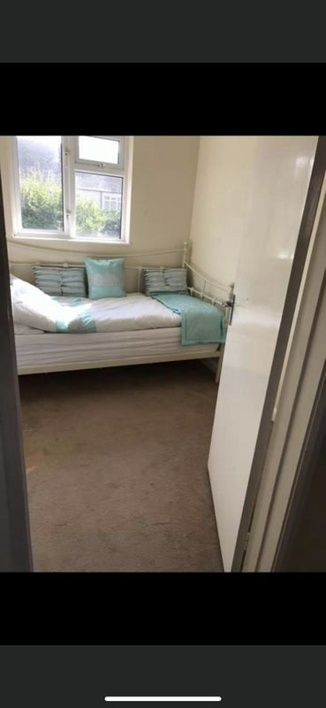 'Medium size room for rent clean spacious house ' Room to Rent from ...
