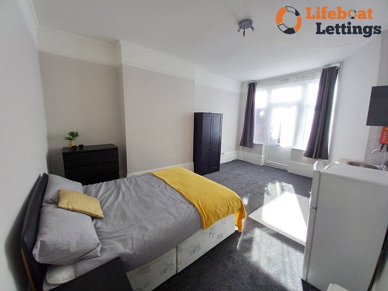 'Furnished dbl bedroom with courtyard in houseshare' Room to Rent from ...