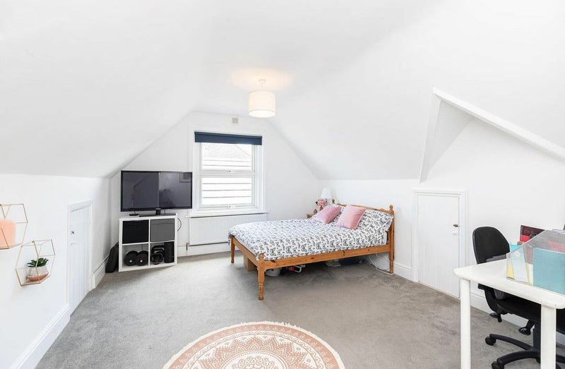 'Large double bedroom on top floor of maisonette' Room to Rent from ...