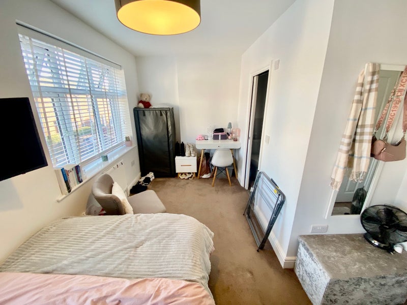 'HUGE DEAL!! Classy Ensuite Room near Town Centre' Room to Rent from ...